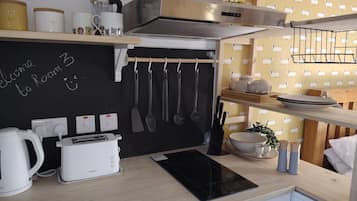 Quarto Duplo, vista para o mar | Cozinha privada | Um frigorífico, um micro-ondas, um forno, uma placa de cozinha