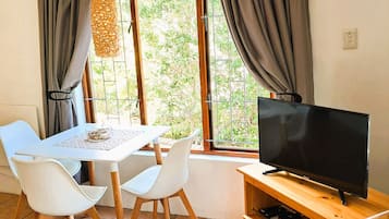 Quarto Triplo Standard, pátio | 1 quarto, cofre no quarto, com decoração personalizada