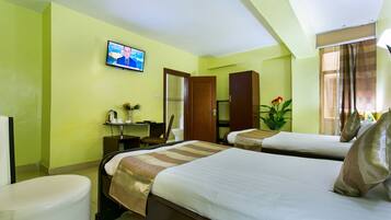 Quarto duplo standard, várias camas | Escrivaninha, cortinas blackout, Wi-Fi de cortesia, roupa de cama