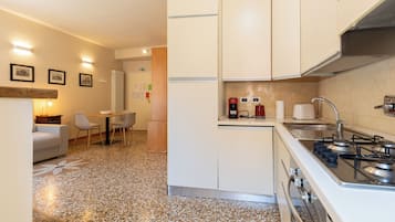 Apartamento Superior, Vista para a cidade | Sala de estar | Televisor de ecrã plano de 40 polegadas com canais digitais