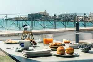 Café da manhã com buffet grátis todos os dias