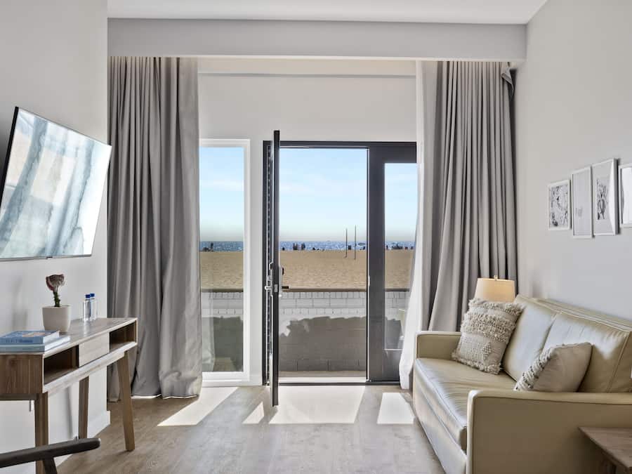 Suite, pátio, vista para o oceano | Sala | Televisor de ecrã plano de 52 polegadas com canais por cabo, televisor