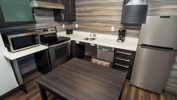 Um frigorífico, um micro-ondas, um forno, uma placa de cozinha
