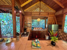 Vila luxo, várias camas, piscina particular | Cozinha privada | Geladeira grande, cooktop, cafeteira/chaleira, torradeira