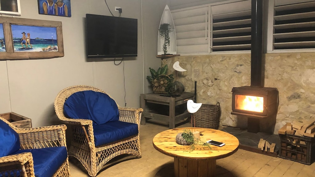 This Beach House Is Full Of Character And Is The Perfect Way To Relax While Spending Quality Time Wi - 朱里恩灣