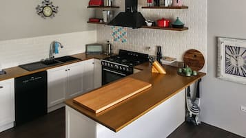 Casa de Campo | Cozinha privada | Um micro-ondas, utensílios de cozinha
