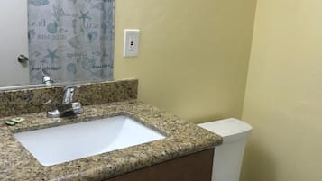 Um polibã, artigos de higiene pessoal grátis, toalhas fornecidas, sabão