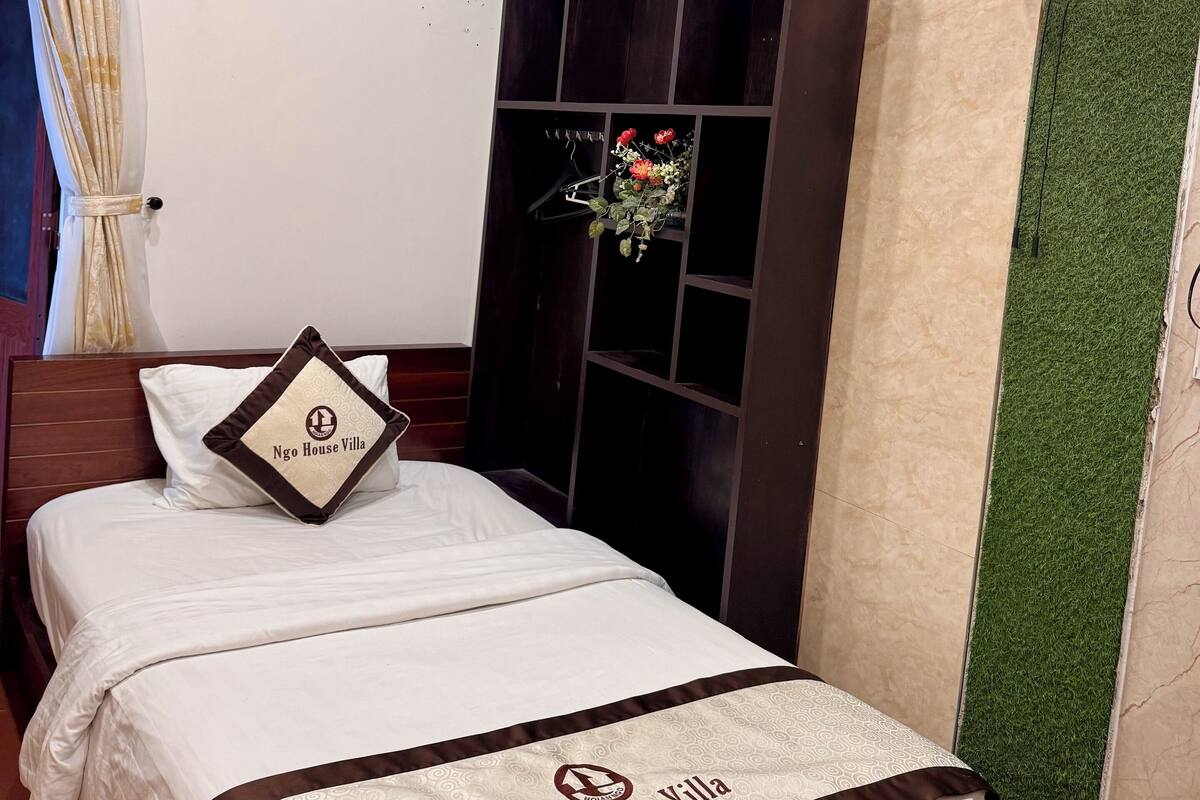 Quarto Básico | Minibar, cofre no quarto, secretária, Wi-fi grátis 