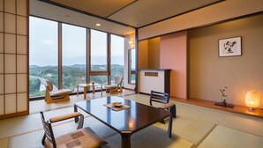 Quarto em estilo japonês tradicional, com tatames, uma mesa baixa e assentos.