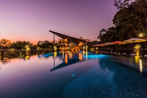 Piscina exterior, guarda-sóis, espreguiçadeiras 