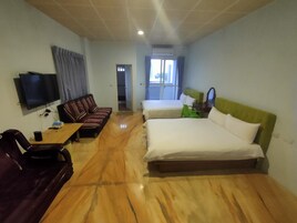 Quarto Quádruplo Comfort, 2 camas de casal, não fumadores | Casa de banho | Um polibã, artigos de higiene pessoal grátis, um secador de cabelo 