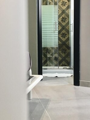 Quarto casal standard, vista para o pátio | Chuveiro