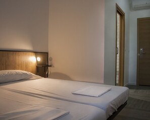 Quarto Twin, casa de banho privativa | Cortinas/cortinados opacos, quartos insonorizados, camas desdobráveis 