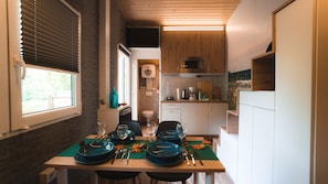 Cabana de Madeira Design | Cozinha privada | Um frigorífico, uma placa de cozinha, uma cafeteira/bule 