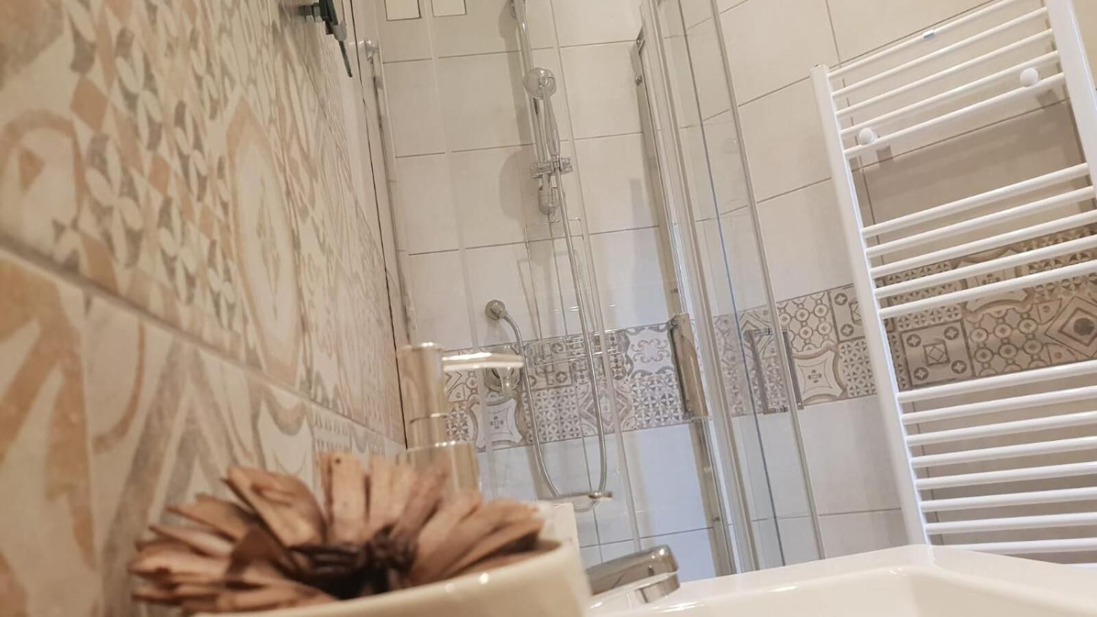 Um polibã, artigos de higiene pessoal grátis, um secador de cabelo 