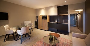 Suite Superior | Cozinha privada | Um frigorífico, um micro-ondas, um forno, uma placa de cozinha 