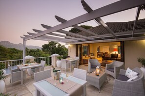 Fachada do alojamento (tarde/noite)