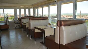 Pequeno-almoço tipo buffet diário incluído