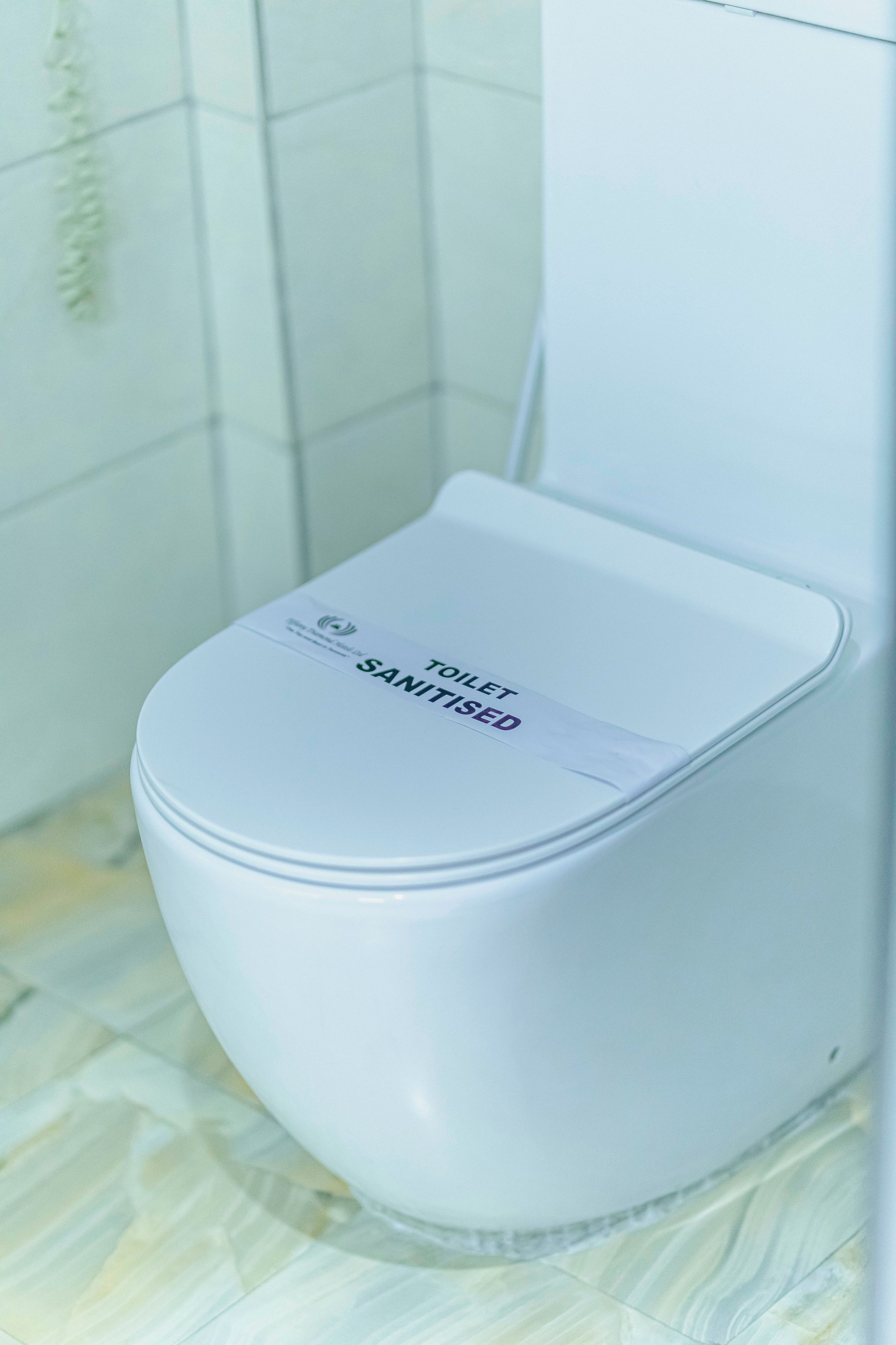 Uma casa de banho com etiqueta a indicar que foi sanitizada.