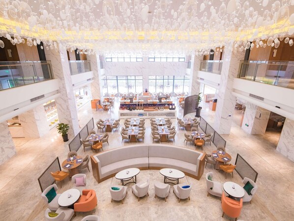 Café da manhã, almoço e jantar; culinária internacional 