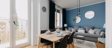 Apartamento Comfort, 1 cama queen-size e sofá-cama, não fumadores, vista para o pátio | Sala | Smart TV