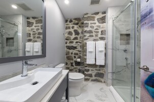 Suite Design, 1 cama queen-size, não fumadores | Casa de banho | Um polibã, um chuveiro fixo, artigos de higiene pessoal grátis 