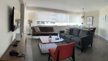 Apartamento Empresarial, 4 quartos | Sala de estar | TV de ecrã plano