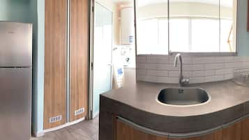 Apartamento Empresarial, 4 quartos | Cozinha privada | Um frigorífico, um micro-ondas, um forno, uma cafeteira/bule