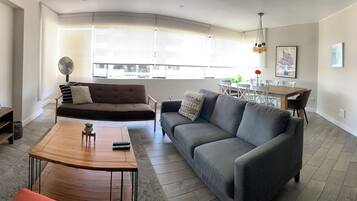 Apartamento Empresarial, 4 quartos | Sala de estar | TV de ecrã plano