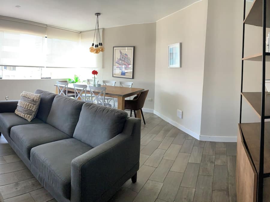 Apartamento empresarial, 4 quartos | Área de estar | TV de tela plana