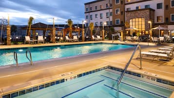 Piscina externa, funciona das 8h às 22h, guarda-sóis, espreguiçadeiras