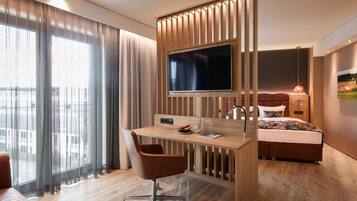 Minibar, cofre no quarto, secretária