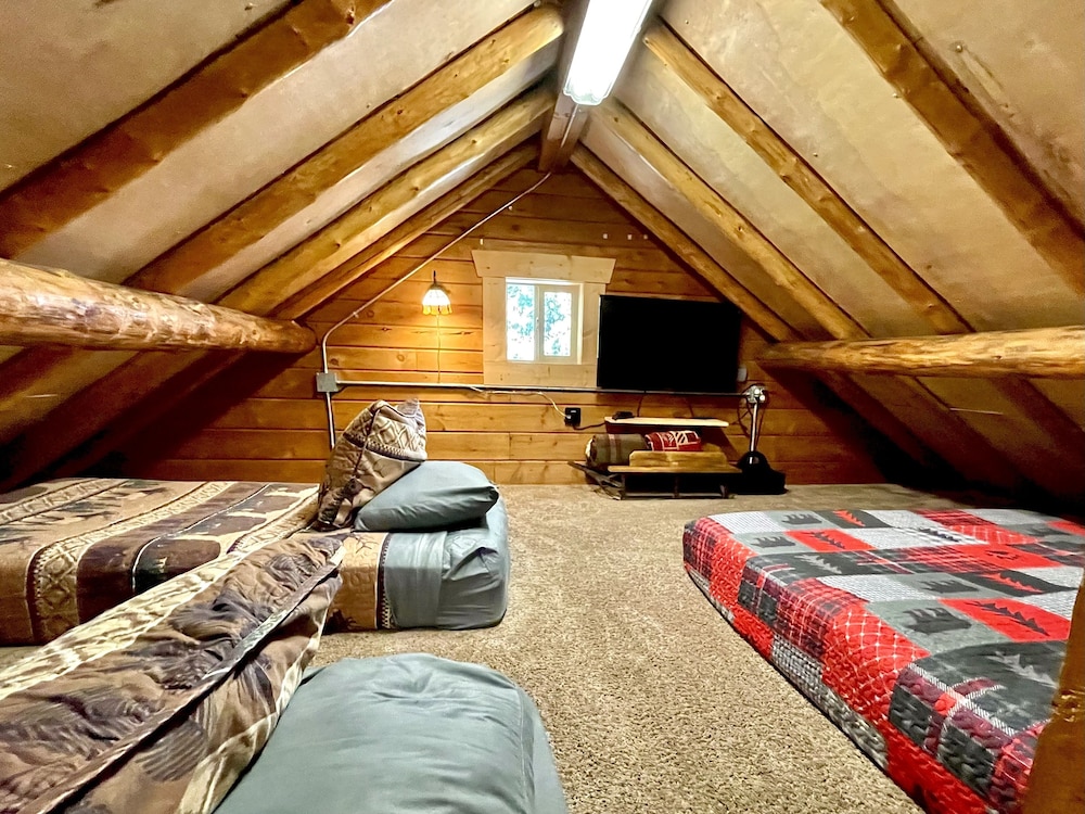 18 Miles To Yellowstone Park! Golf, Snowmobile Or Atv From Front Door! - Island Park, ID