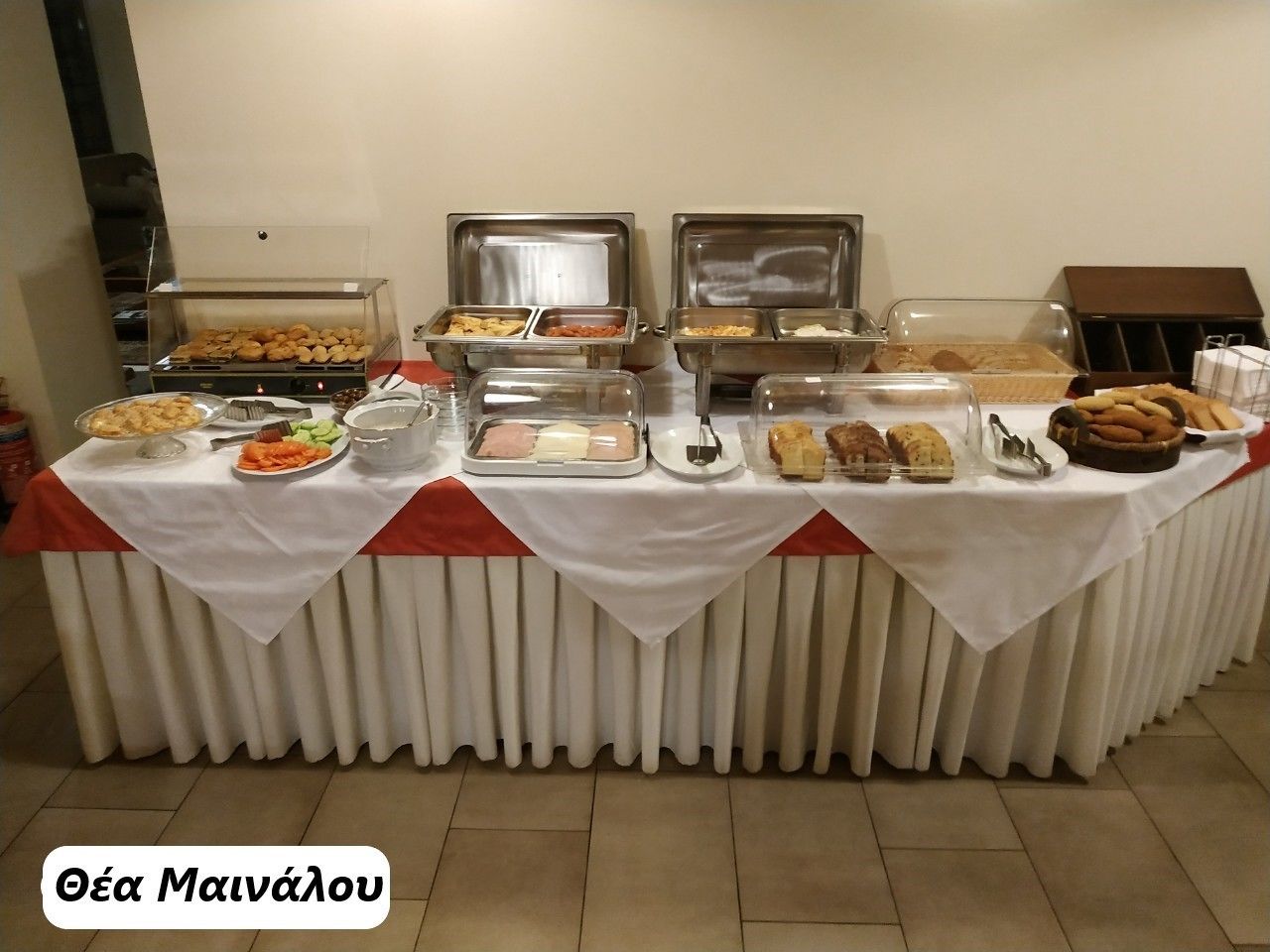 Uma mesa de buffet com diversos alimentos e utensílios.