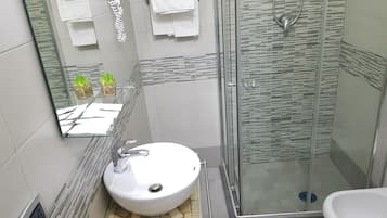 Casa geminada clássica, para não fumantes | Banheiro | Chuveiro, chuveiro com efeito de chuva, produtos de toalete grátis, bidê