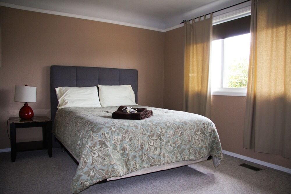 Roxie's Retreat - A Cute, Well Maintained 3 Bedroom Home, Central Location - Victoria