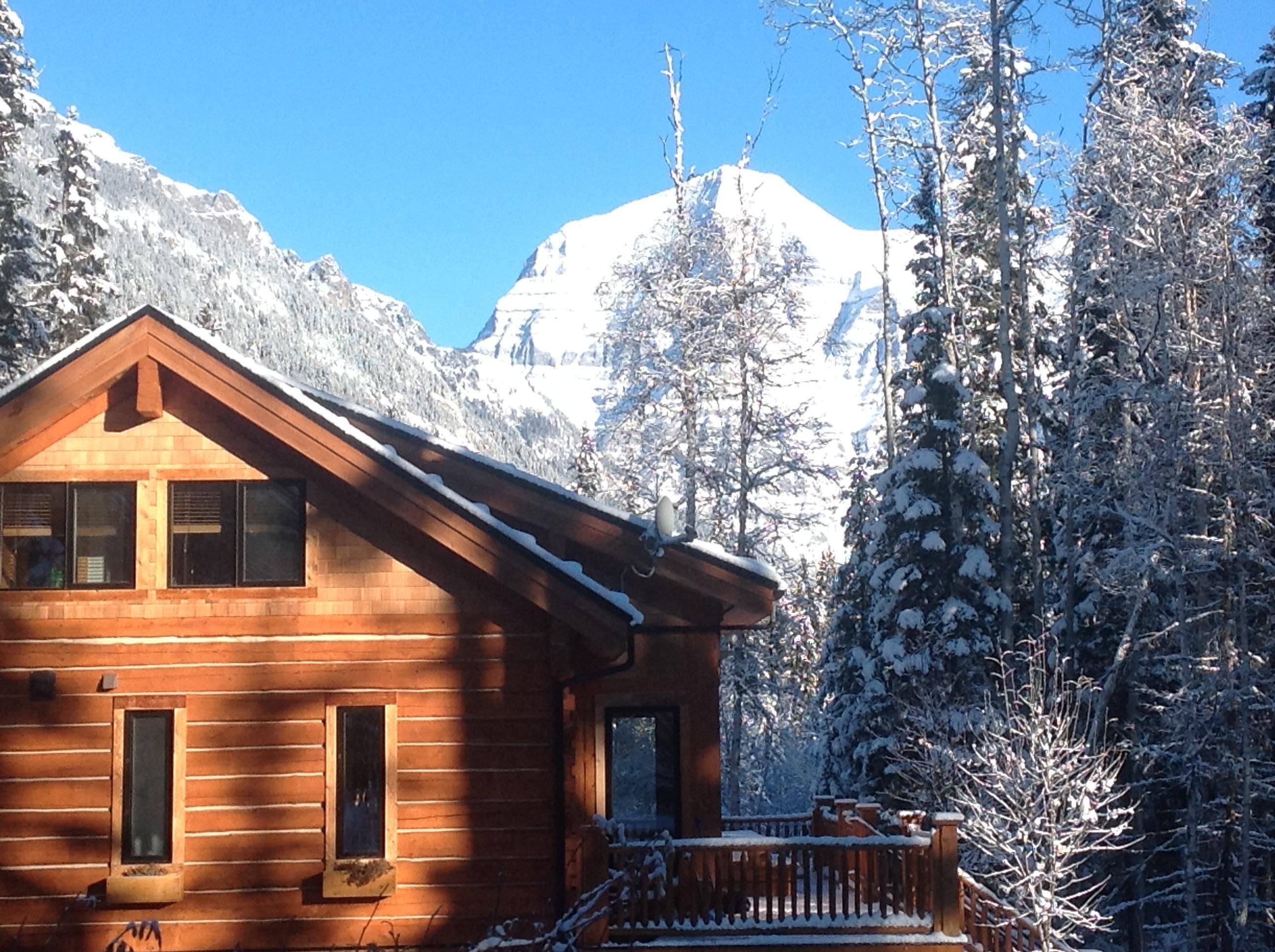 Natural Log Lodge in Mt. Robson Park Near Jasper National Park, Alberta ...