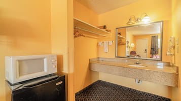 Quarto, 1 cama King, para não fumantes | Banheiro | Produtos de toalete grátis, toalhas de banho