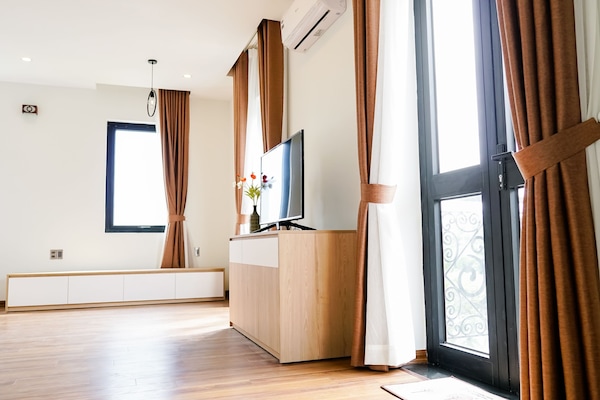 Roupas de cama premium, escrivaninha, espaço de trabalho para notebook