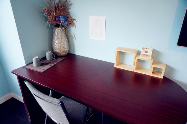 Quarto duplo luxo, 2 camas Queen, para não fumantes, vista para a montanha | Quartos à prova de som, Wi-Fi de cortesia