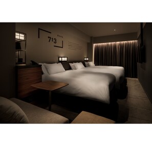 Quarto triplo | Cofres nos quartos, escrivaninha, cortinas blackout