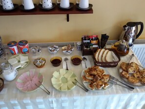 Café da manhã diário mediante uma taxa