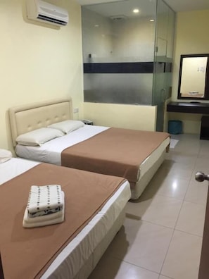 Quarto Quádruplo Superior | Secretária, Wi-fi grátis, roupa de cama fornecida 