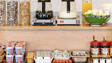 Pequeno-almoço tipo buffet aos fins de semana (11.50 EUR por pessoa)