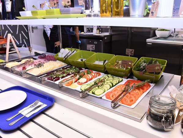 Pequeno-almoço tipo buffet diário (36 PLN por pessoa)