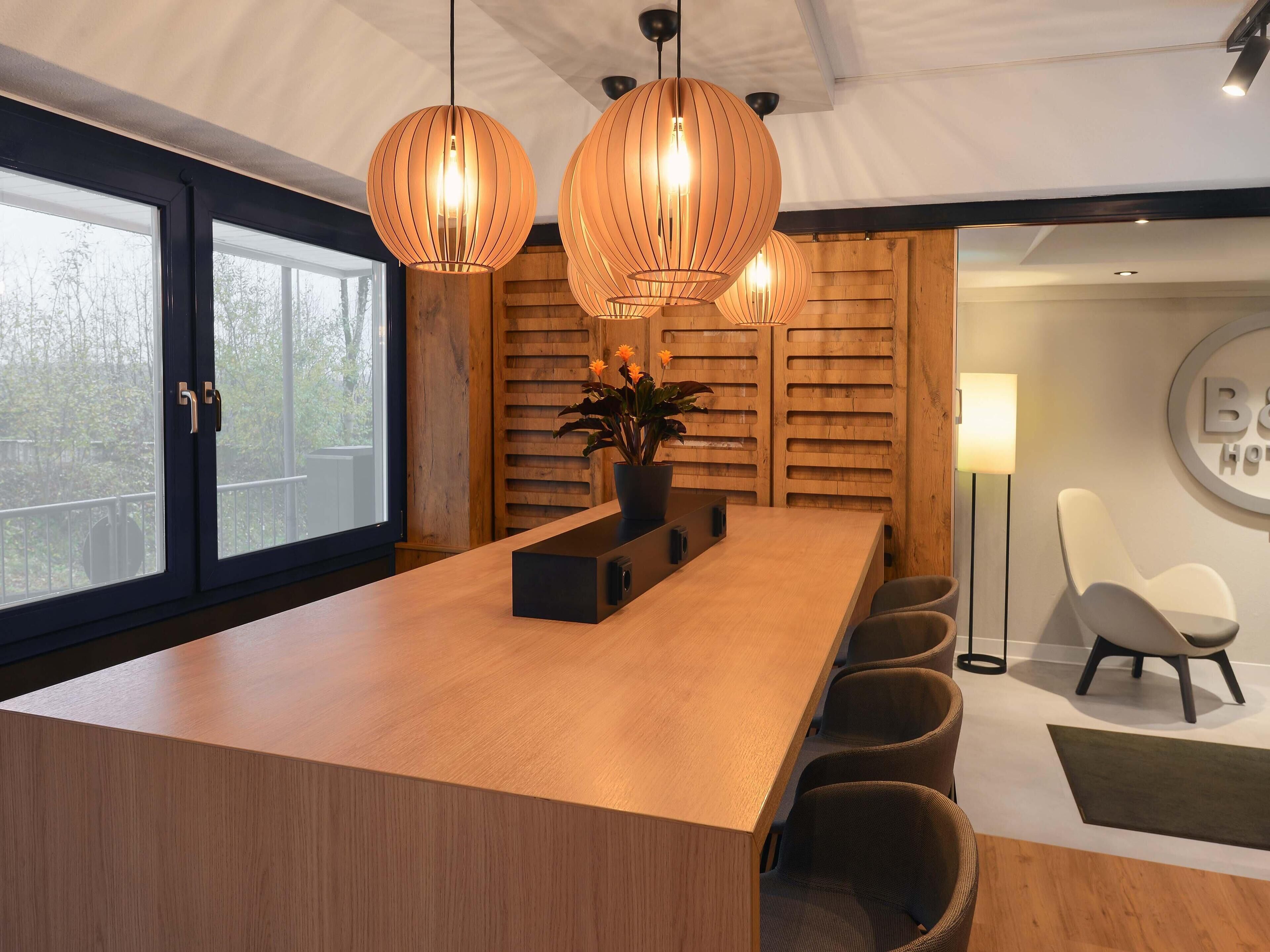 Secretária, cortinas/cortinados opacos, quartos insonorizados 