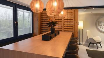 Secretária, cortinas/cortinados opacos, quartos insonorizados