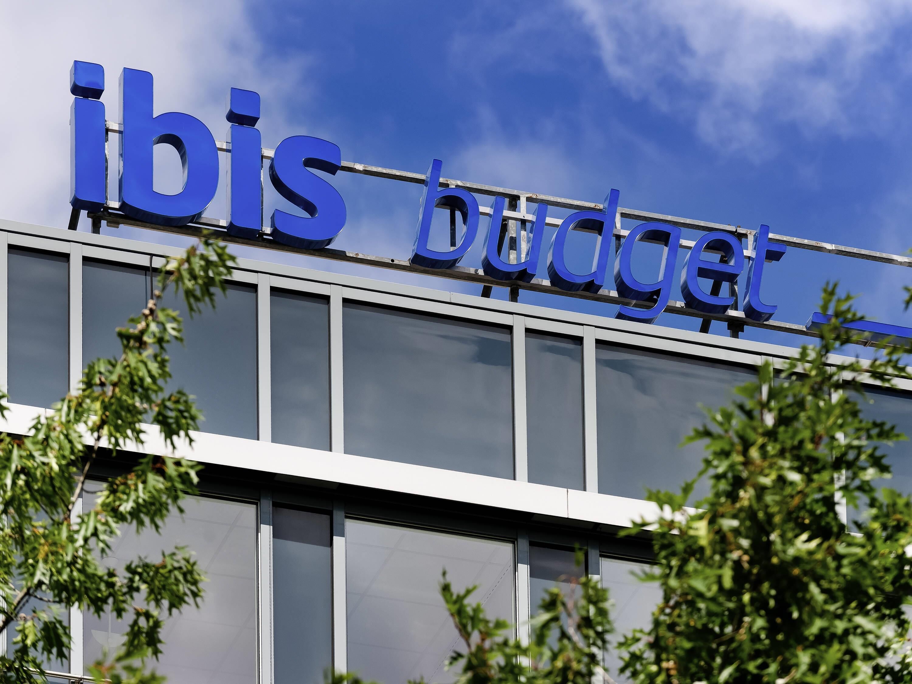 Um edifício com uma placa indicando 'ibis budget'.