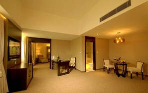 Suite Deluxe | Cortinas/cortinados opacos, ferro/tábua de engomar, Wi-fi grátis