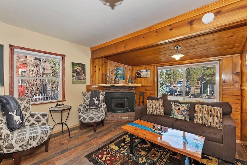 4 Seasons Cabin By Destination Big Bear : Walk To Lake & Village! Gazebo Covered Hot Tub In Private Fenced Yard! - California